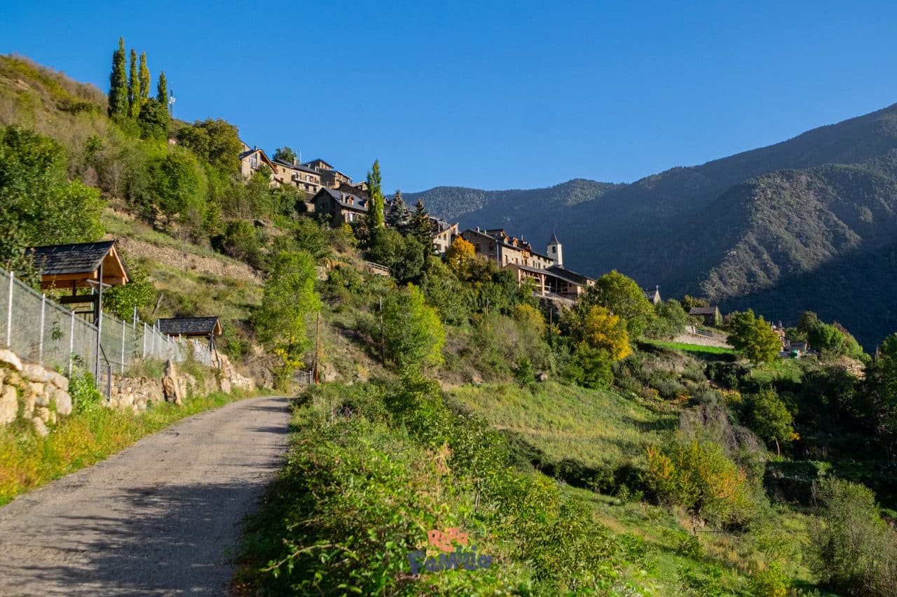 Caregue, el poble dels 13 habitants i la casa senyorial - De ruta en família